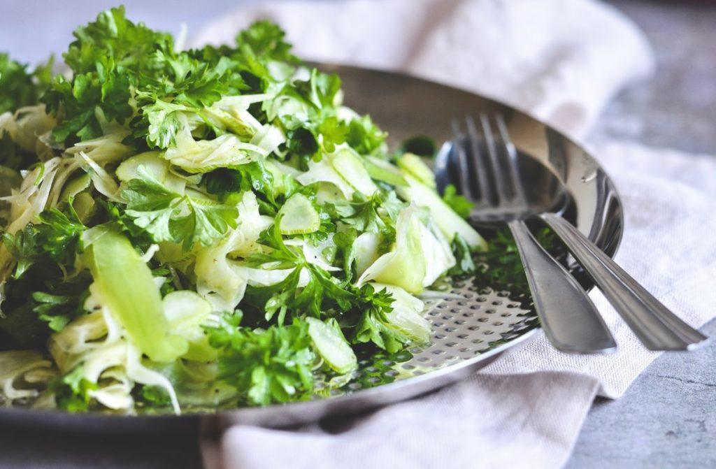 Fennikelsalat med agurk og persille - Opskrift med fennikel