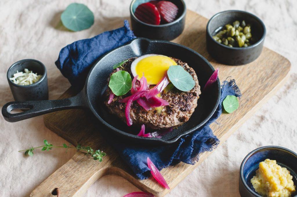 Pariserbøf med det hele - Sense opskrift på pariserbøf