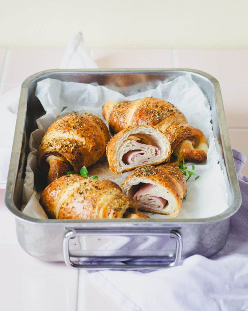 Croissanter med Skinke og Ost - Sprøde og Lækre croissants