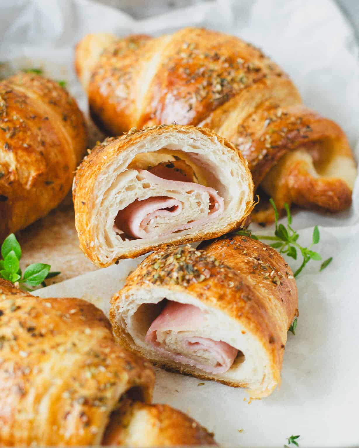 Croissanter med Skinke og Ost - Sprøde og Lækre croissants
