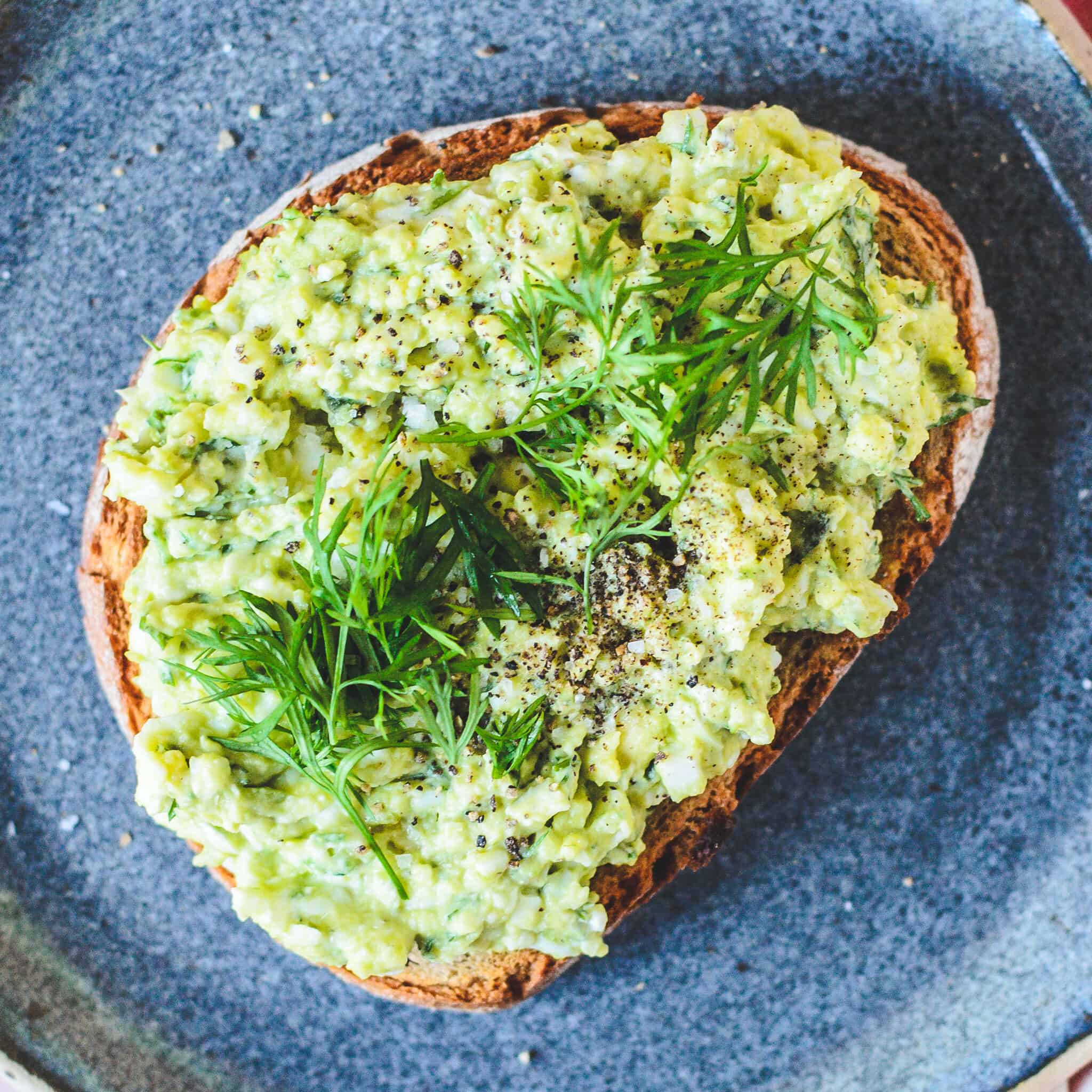 Avocado Æggesalat - Cremet Æggesalat med Avocado og Dild