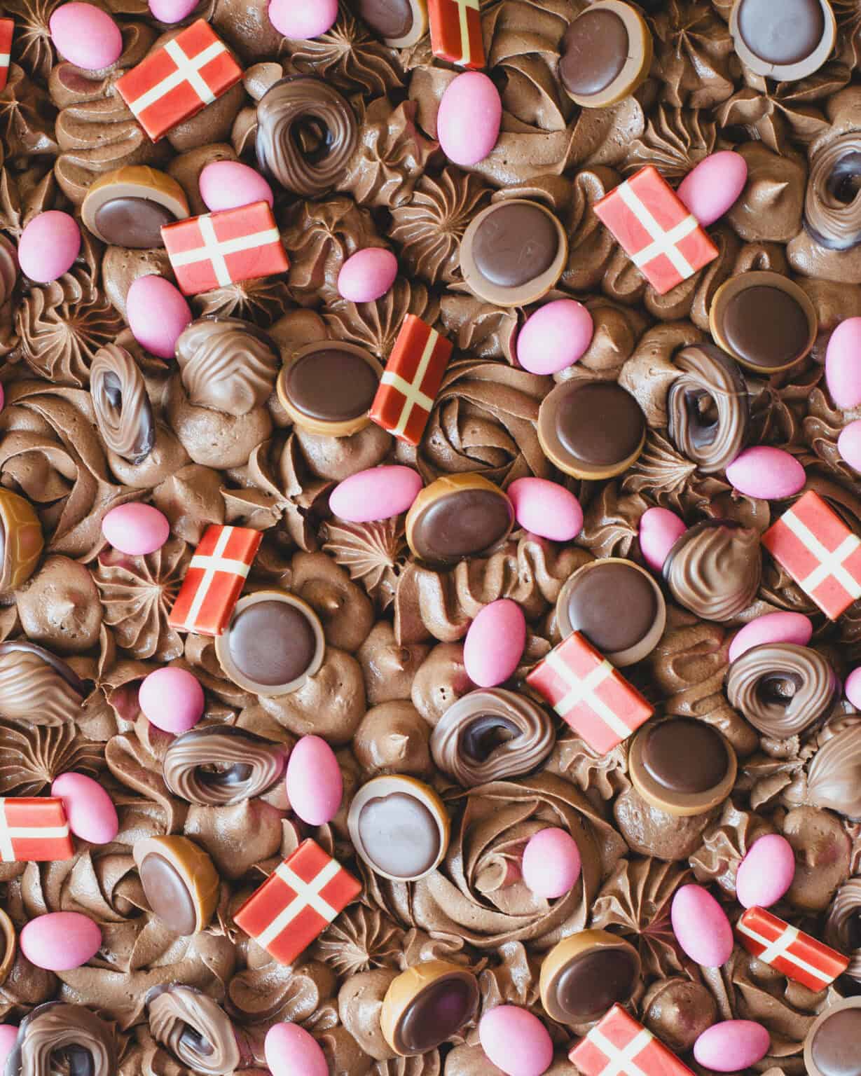 Mandelkage med Hindbærskum - Saftig og Lækker Kage til Fest