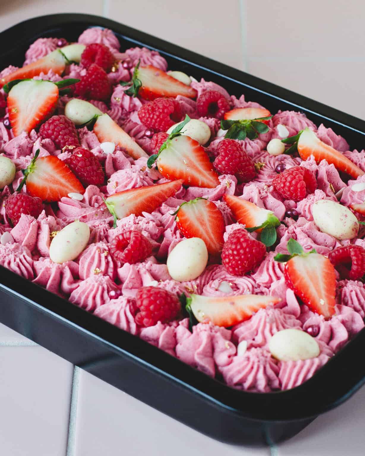 Mandelkage med Hindbærskum - Saftig og Lækker Kage til Fest