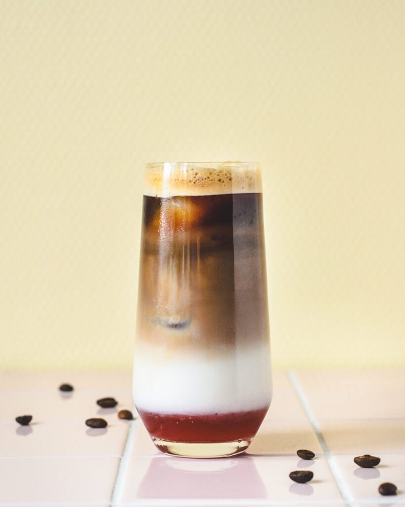 Iskaffe med Fersken Sirup - Fugtig og Læskende Iskaffe