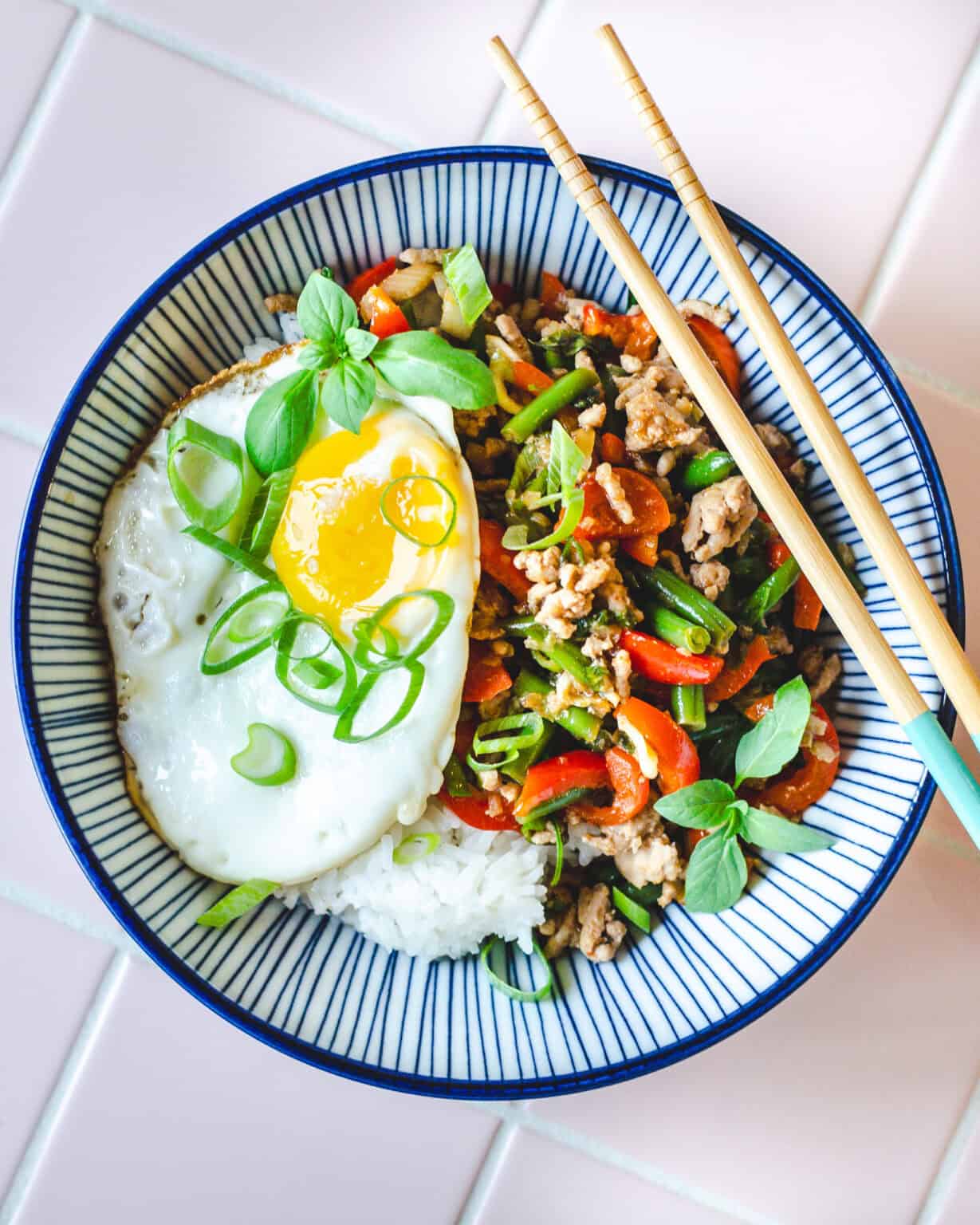 Pad Krapow - Thai Basilikum Stir Fry på KUN 25 min