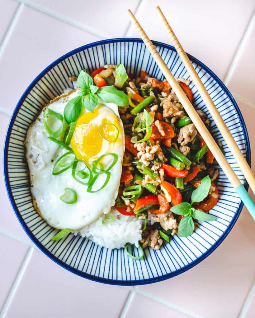 Pad Krapow - Thai Basilikum Stir Fry på KUN 25 min