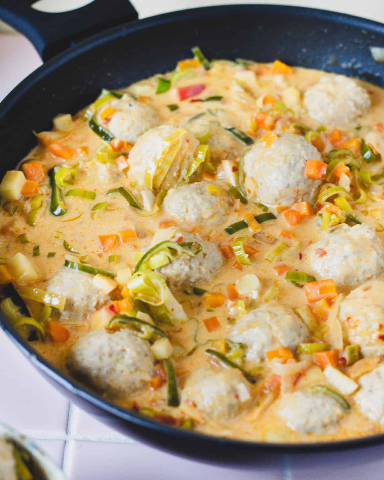 Kødboller i Rød Karry - Lækker Ret med Et Thailandsk Twist