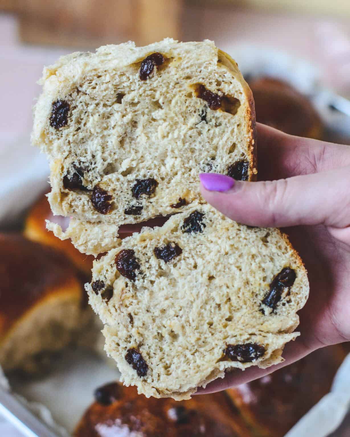 Bløde Rosinboller - Nem Opskrift på Lækre Boller med Rosiner